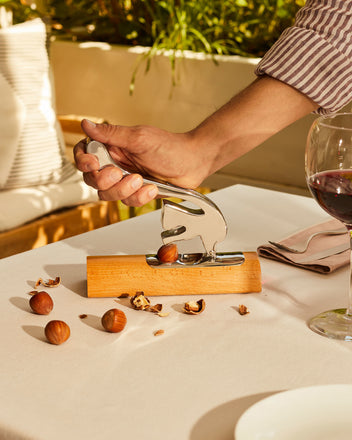 Aprinoci NUT SPLITTER di LPWK & Jim Hannon-Tan | Alessi